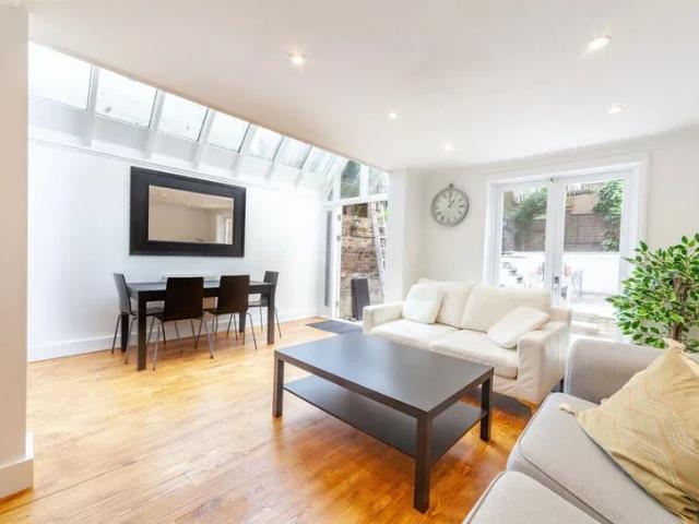 Apartment at Inverness Terrace, City of Westminster