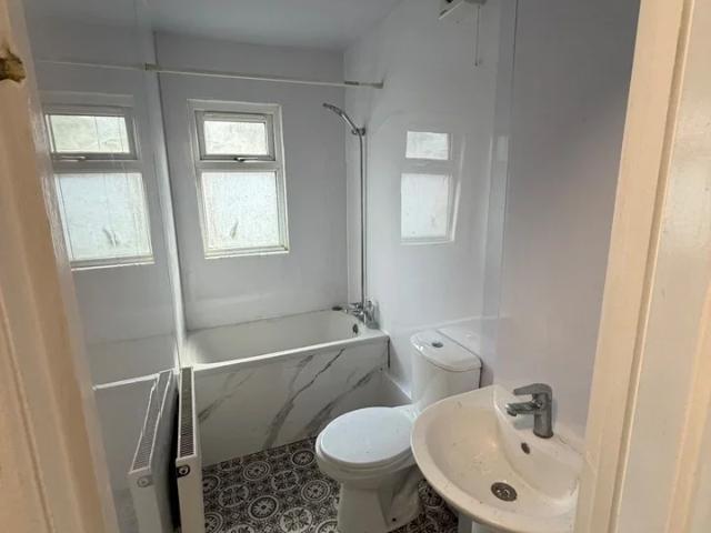 Apartment at Ickworth Park Road, Greater London