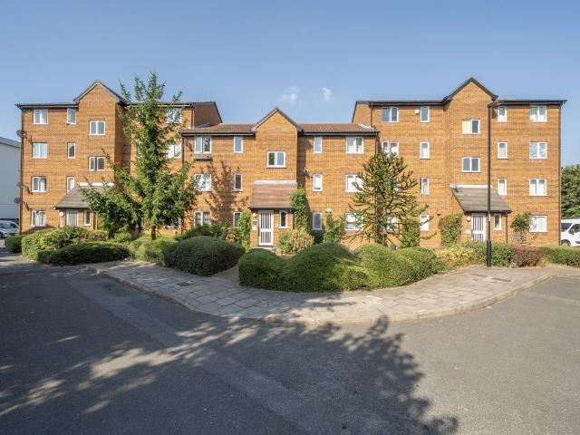 Apartment at John Silkin Lane, Greater London