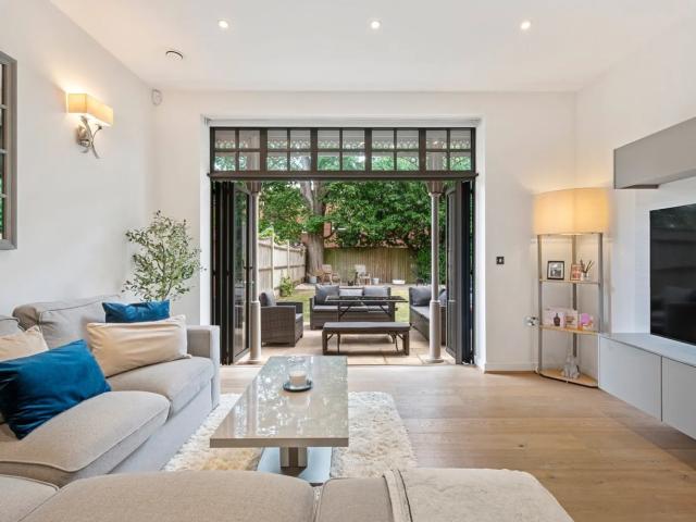 Apartment at Oatlands Chase, Elmbridge