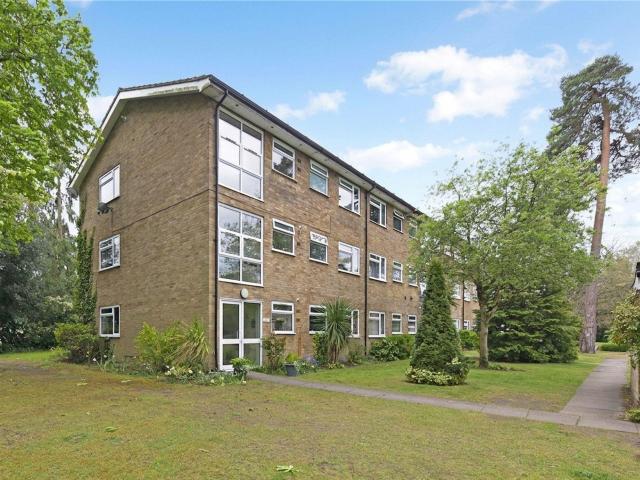 Apartment at Oatlands Avenue, Elmbridge