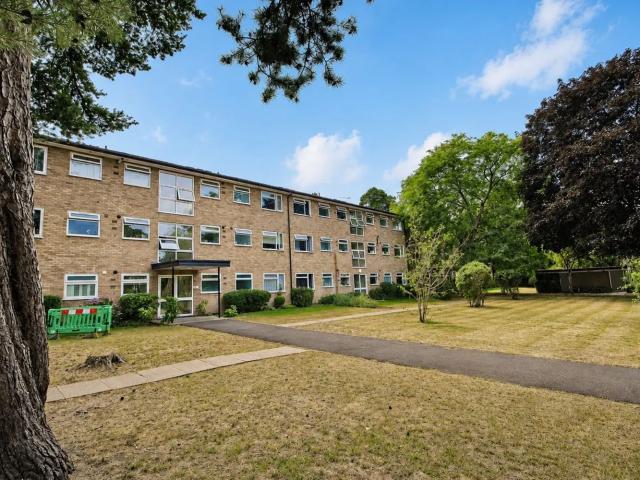 Apartment at Oatlands Avenue, Elmbridge