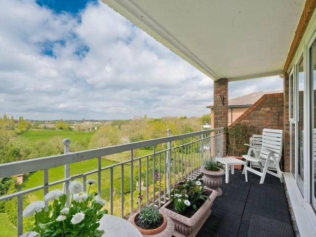 Apartment at Oatlands Drive, Elmbridge