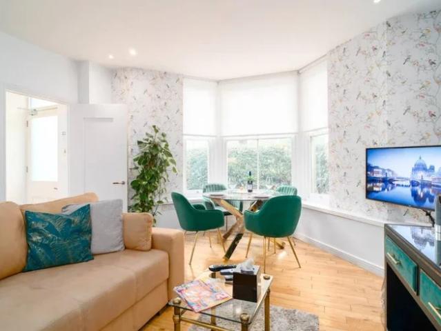 Apartment at Oakfield Street, Cardiff