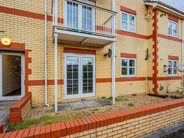 Apartment at Oakfield Street, Cardiff