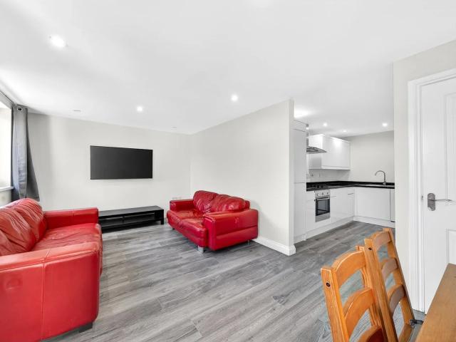 Apartment at Oakhill Road, Greater London