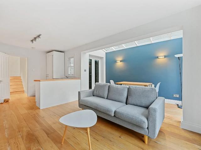 Apartment at Oaklands Grove, Greater London