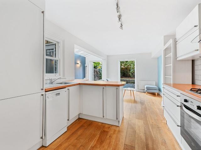Apartment at Oaklands Grove, Greater London