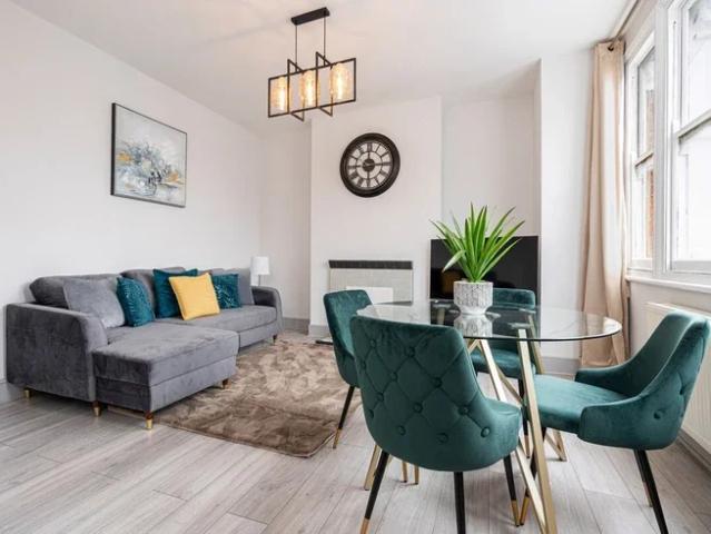 Apartment at Oaklands Grove, Greater London