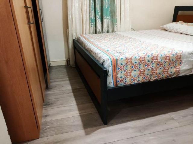 Apartment at Oaklands Park Avenue, Greater London