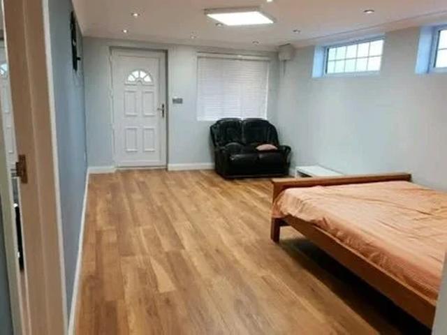 Apartment at Oakley Avenue, Greater London