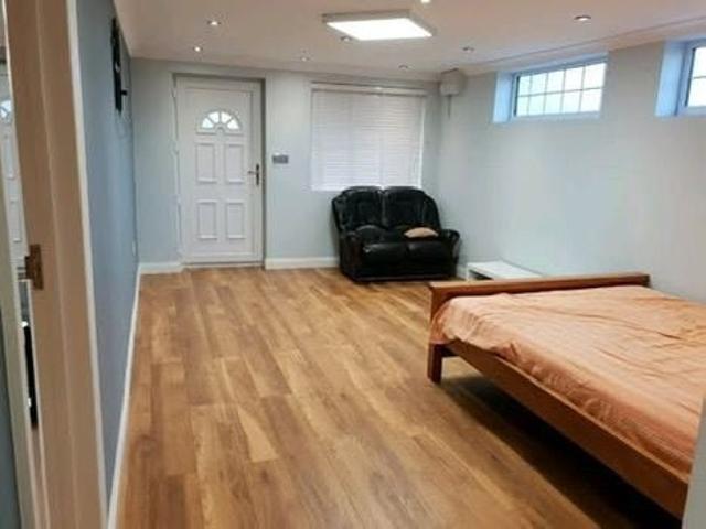Apartment at Oakley Avenue, Greater London