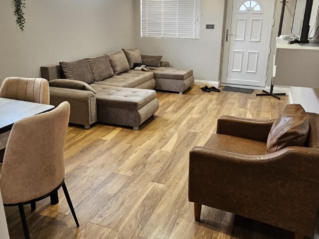 Apartment at Oakley Avenue, Greater London