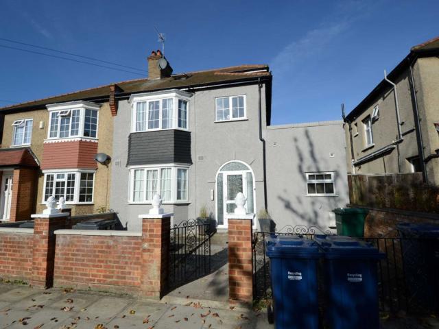 Apartment at Oakleigh Crescent, Greater London
