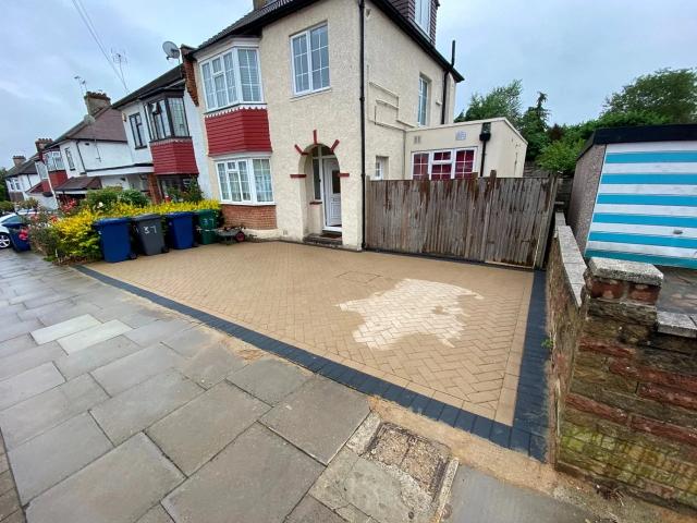 Apartment at Oakleigh Crescent, Greater London