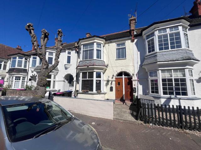 Apartment at Oakleigh Park Drive, Southend on Sea
