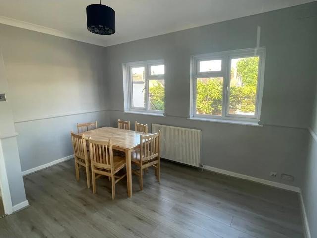 Apartment at Oakleigh Park Drive, Southend on Sea