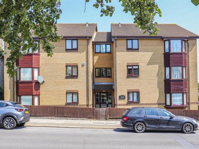 Apartment at Oakleigh Road North, Greater London