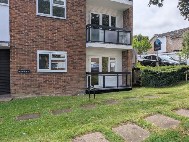 Apartment at Oaks Avenue, Greater London