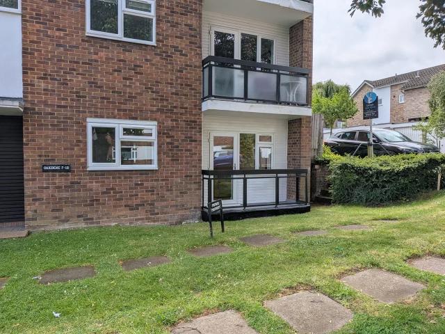 Apartment at Oaks Avenue, Greater London