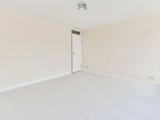 Apartment at Oakshott Court, Greater London