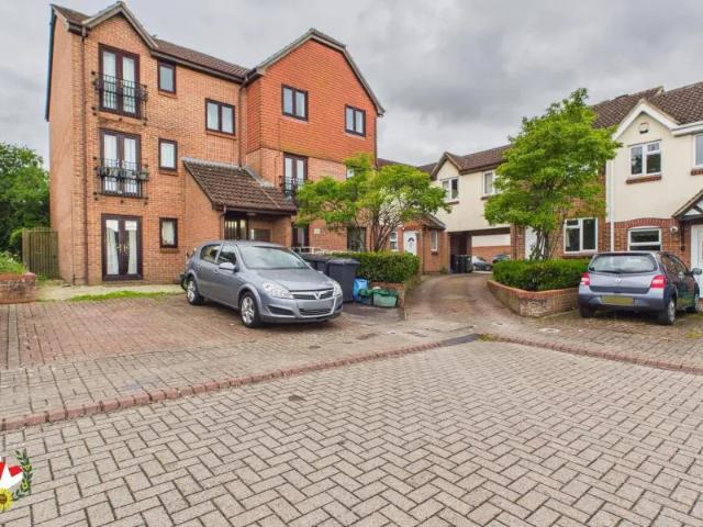 Apartment at Oakridge Close, Gloucester