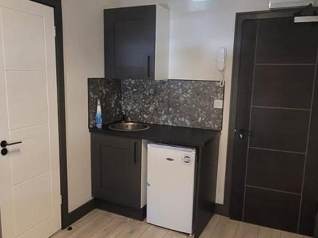 Apartment at Oakridge Road, Greater London