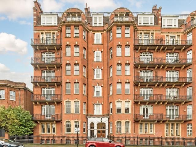 Apartment at Oakwood Court, Greater London
