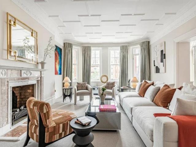 Apartment at Oakwood Court, Greater London
