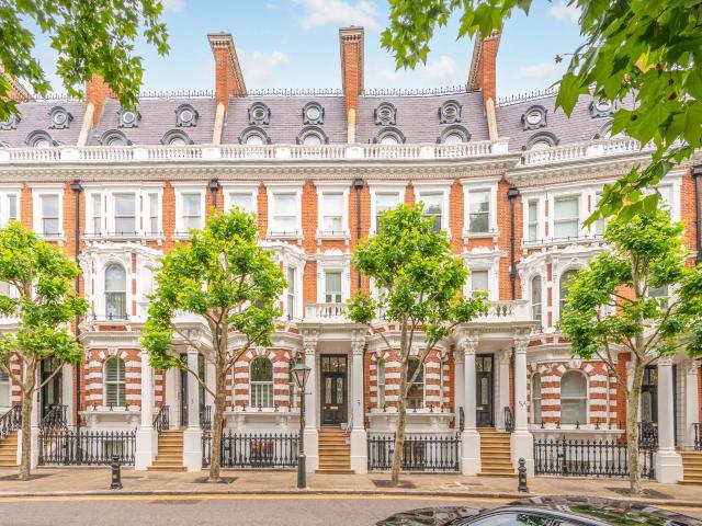 Apartment at Observatory Gardens, Greater London