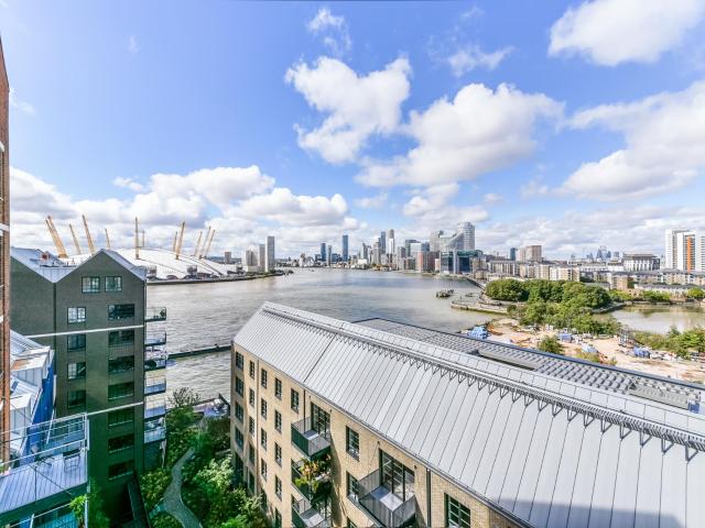 Apartment at Orchard Place, Greater London