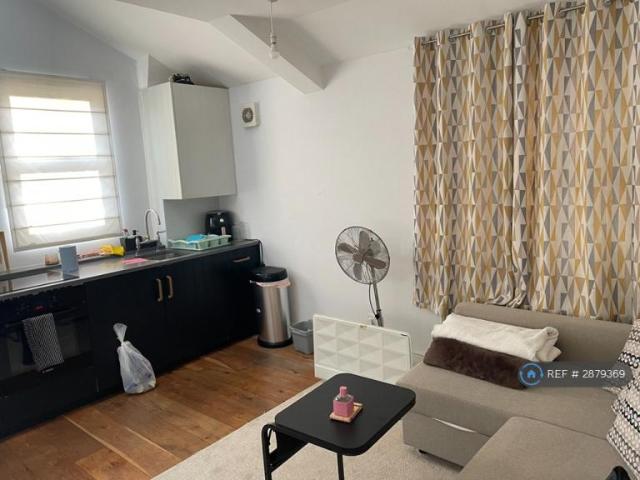 Apartment at Ormiston Grove, Greater London