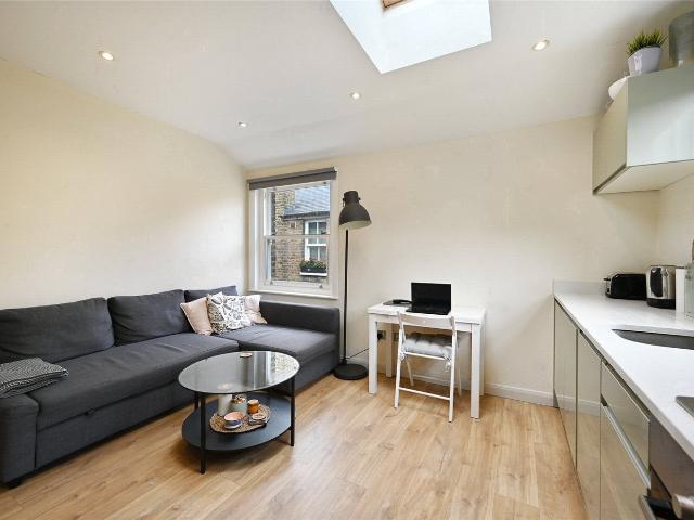 Apartment at Ormiston Grove, Greater London