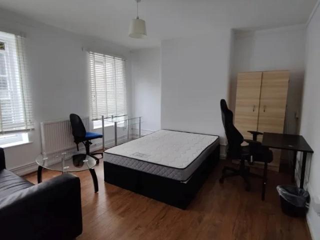 Apartment at Ossulston Street, Greater London