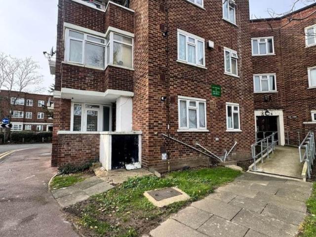 Apartment at Lovelace Gardens, Greater London