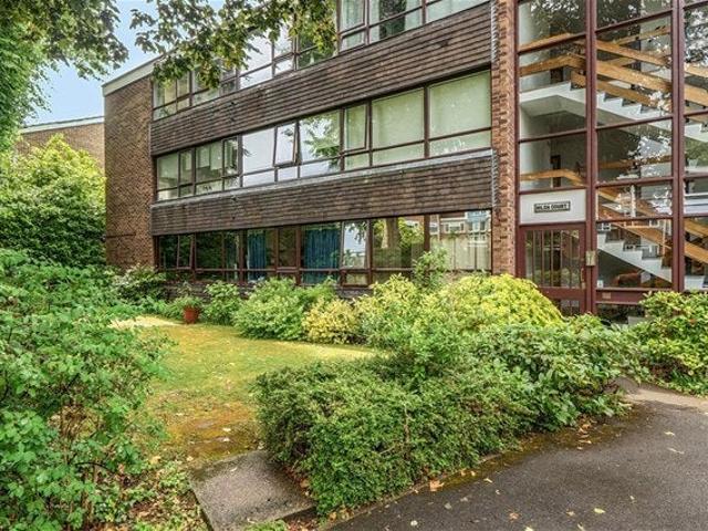 Apartment at Lovelace Road, Greater London