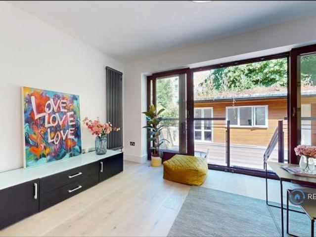 Apartment at Loveridge Road, Greater London
