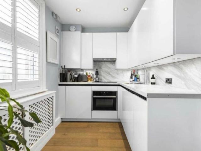 Apartment at Lower Mortlake Road, Greater London