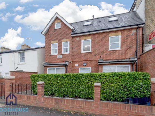 Apartment at Lodge Lane, Greater London