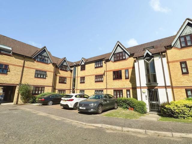 Apartment at Lodgehill Park Close, Greater London