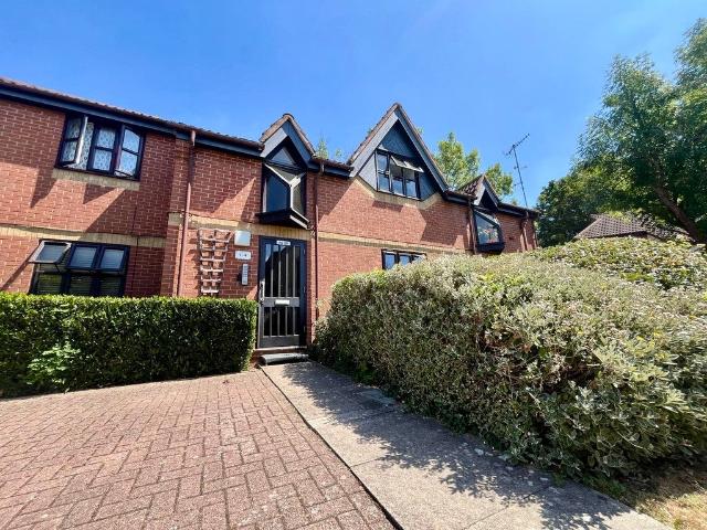Apartment at Lodgehill Park Close, Greater London