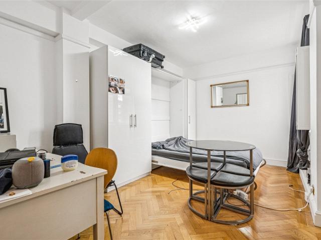 Apartment at Logan Place, Greater London