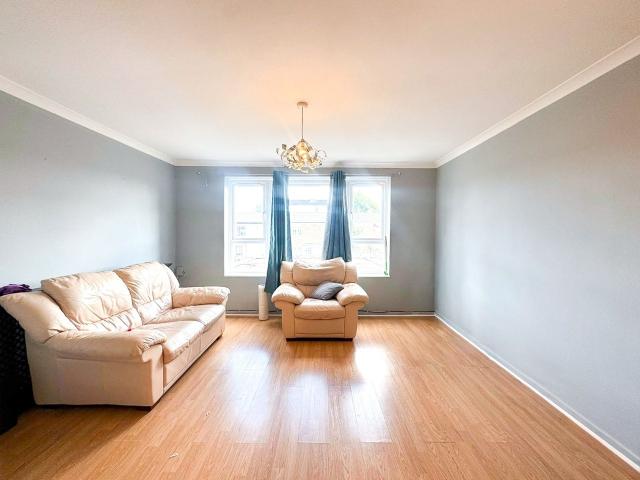 Apartment at Longcroft Drive, Waltham Cross