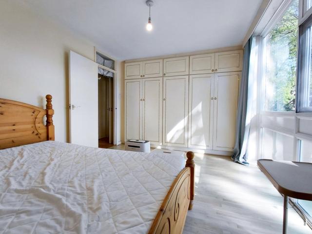 Apartment at Longfield Walk, Greater London