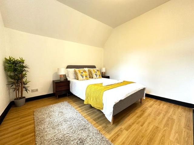 Room at London Road, Luton