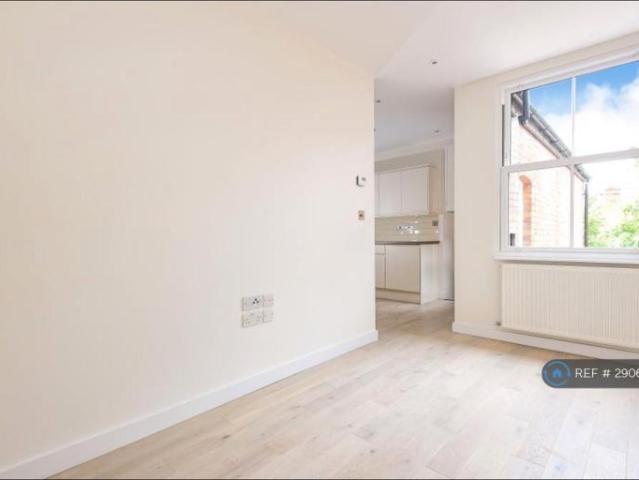 Apartment at London Road, Reading