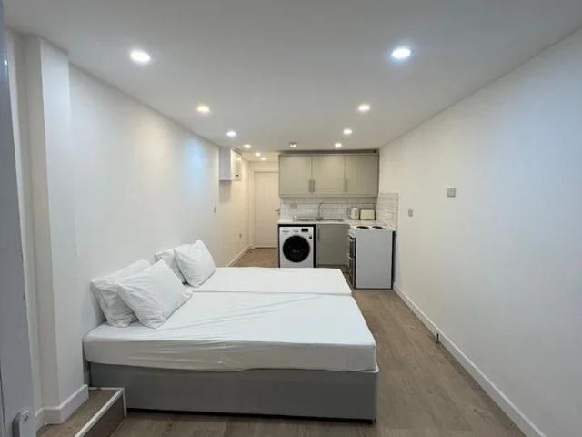 Apartment at Lonsdale Crescent, Greater London