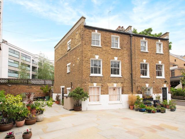 Apartment at Lorne Gardens, Greater London