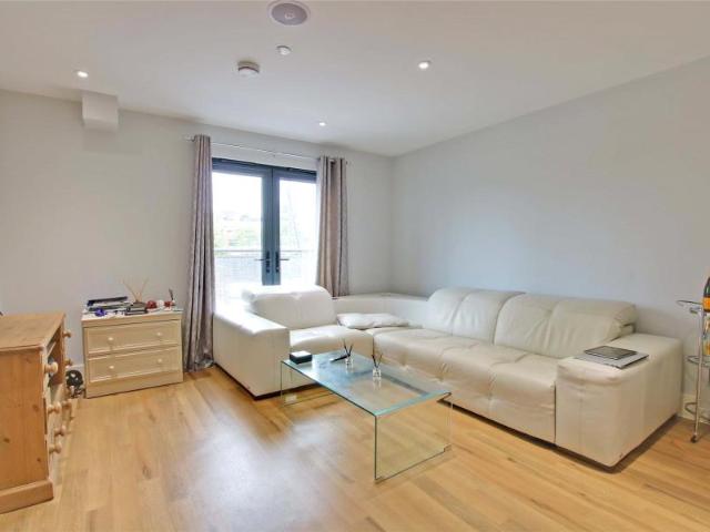 Apartment at Lavender Park Road, Woking