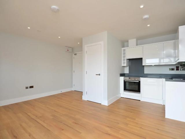 Apartment at Lavender Park Road, Woking